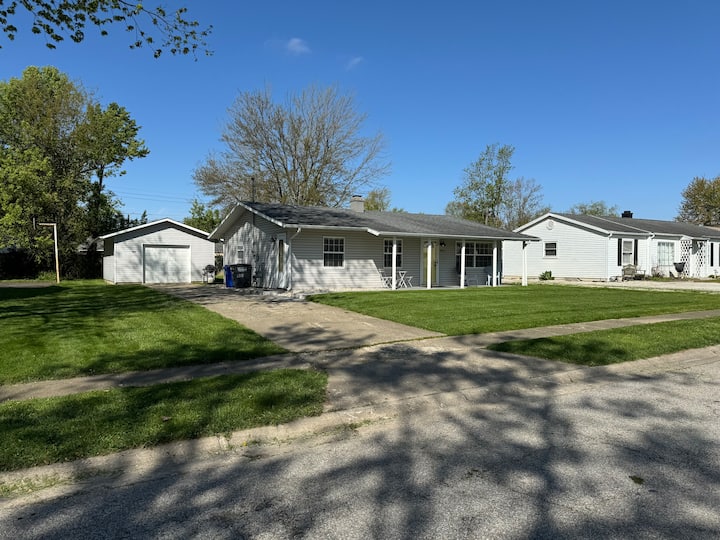 Clean And Comfy Place Away From Home! - Kokomo, IN