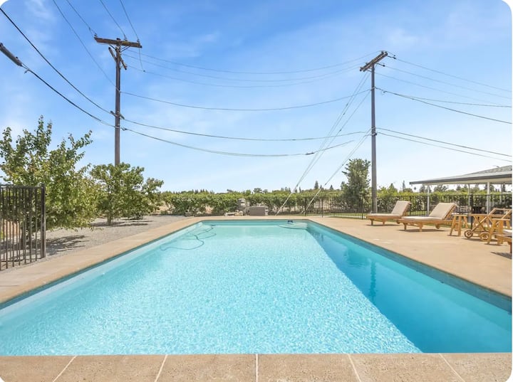 Oasis In Heart Of Clovis With Pool - Fresno, CA