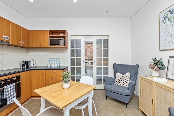A City Oasis - Cozy 1 Bed Apartment, With Balcony - Perth