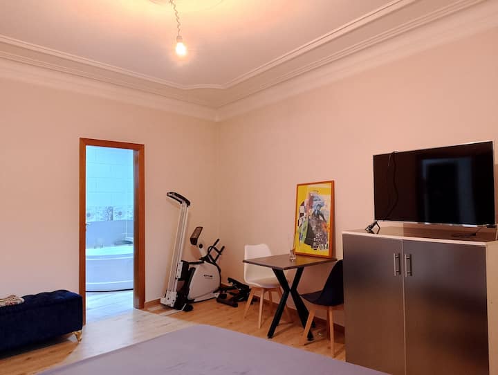 Pour Femmes :
Chambre + Salle De Bains Privée -