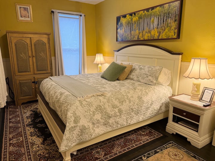 Gadd Main Street Suite -2 Guests, King Bed - Eureka Springs, AR