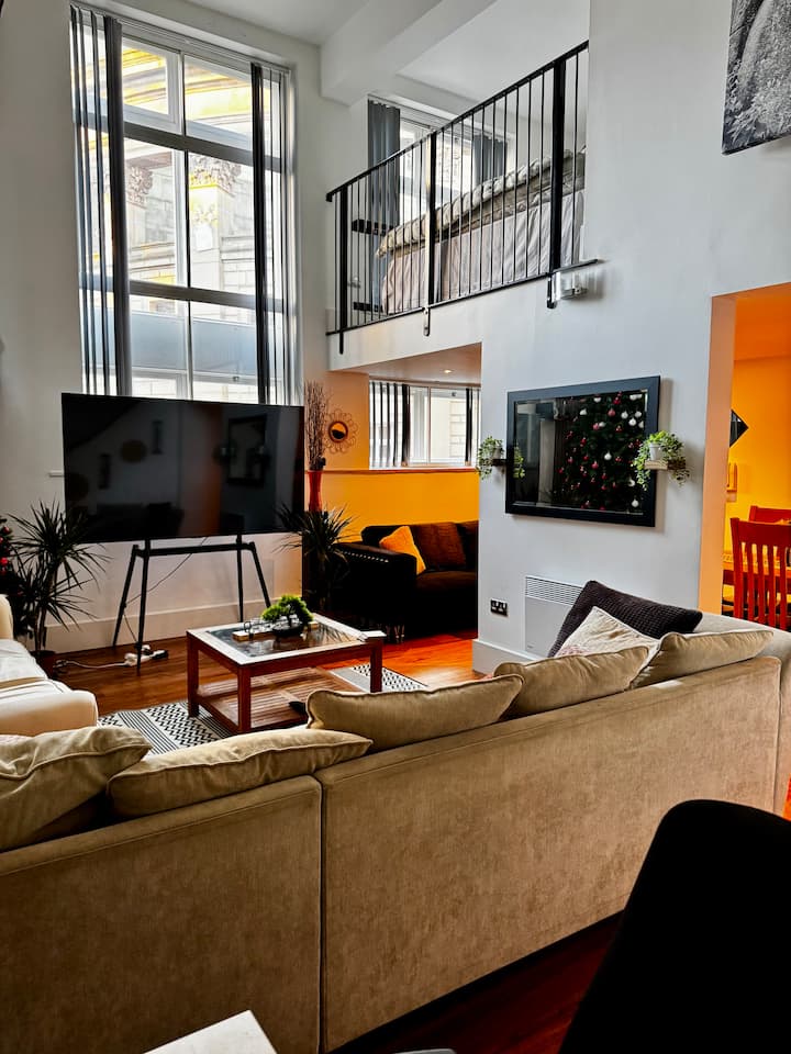 Attractive 2-storey |Town Hall | High Ceilings,4pp - Sheffield