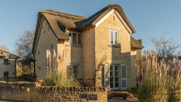 Pet Friendly Lake House With On-site Swimming Pool - Cirencester