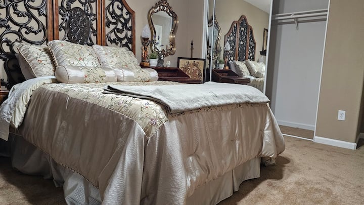White Room - Private Room & Bath - Pittsburg, CA