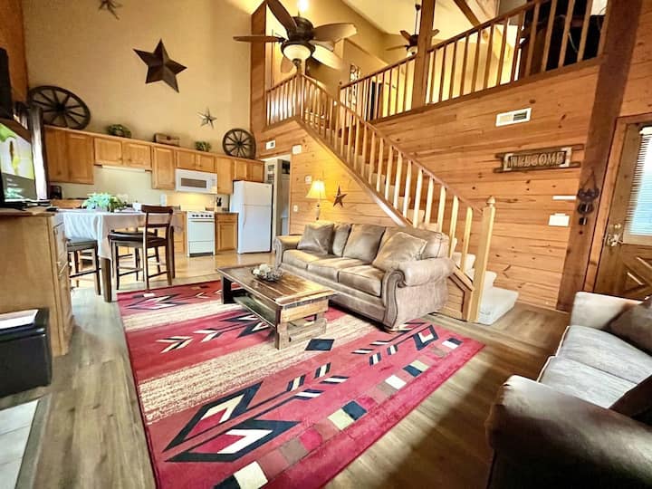 Serene Southwestern Themed Cabin - Branson, MO