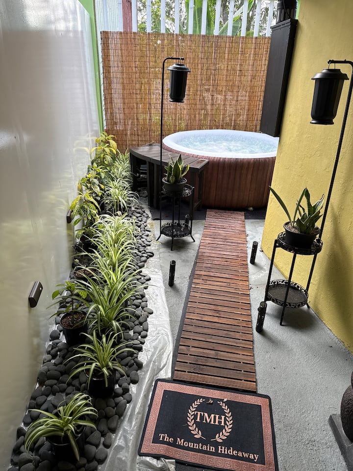 Hot Tub Retreat | Mountain Hideaway - Morovis
