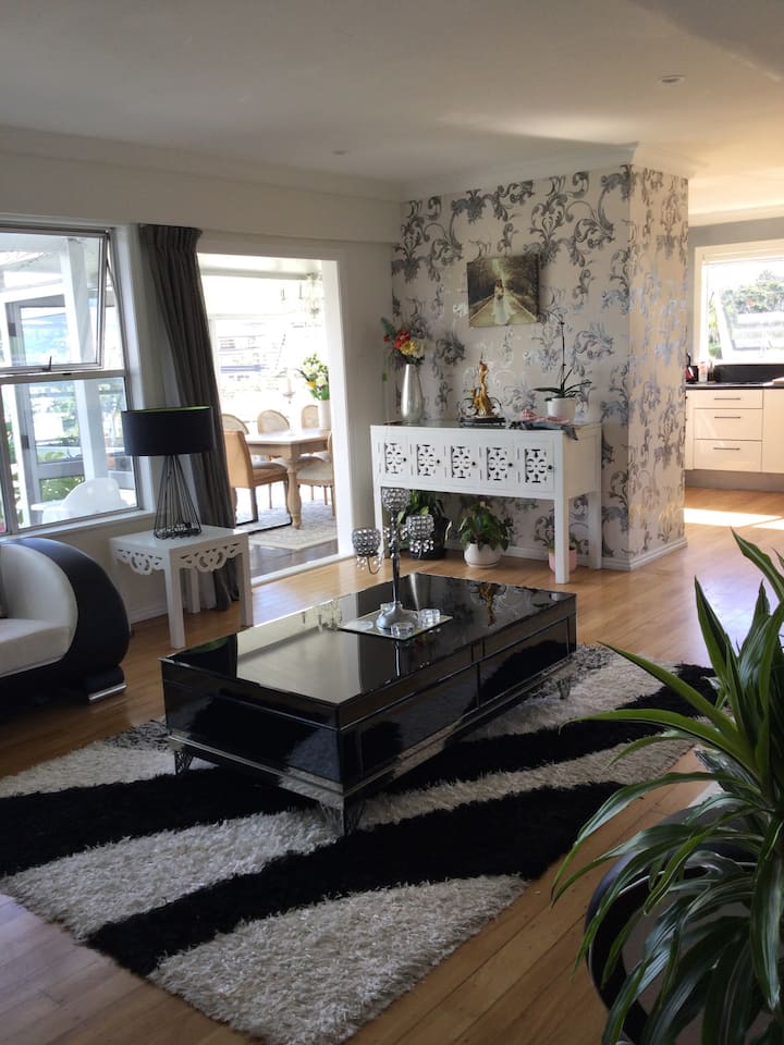 House In A Beach - Waiwera