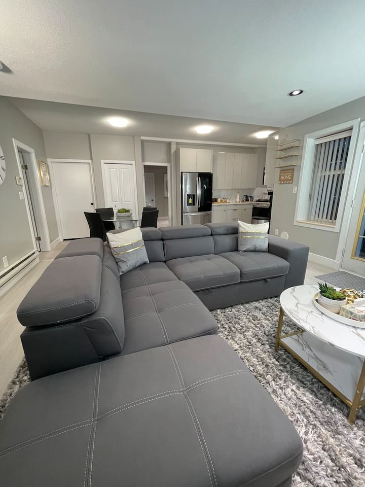 Modern Chic: 1500sqft,king Beds,desirable Location - Port Coquitlam