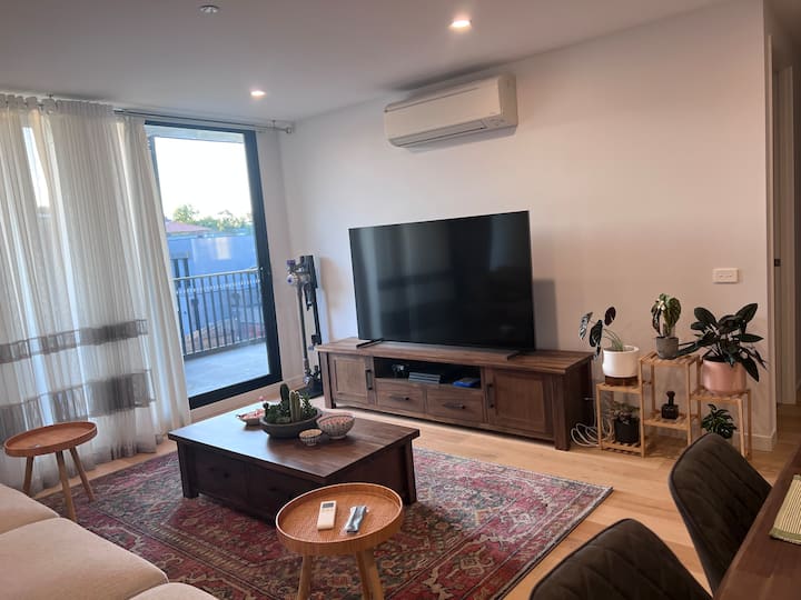 Large En-suite Master Bedroom - Box Hill