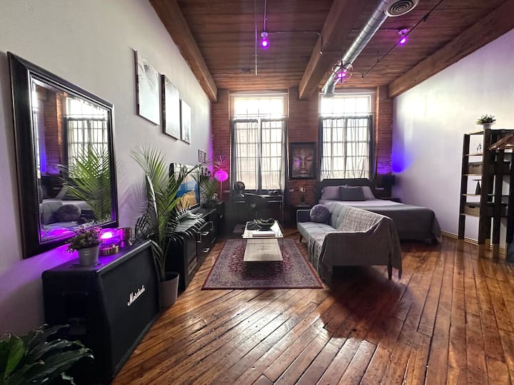 Downtown: Riverside Boho Artist’s Loft - Detroit, MI