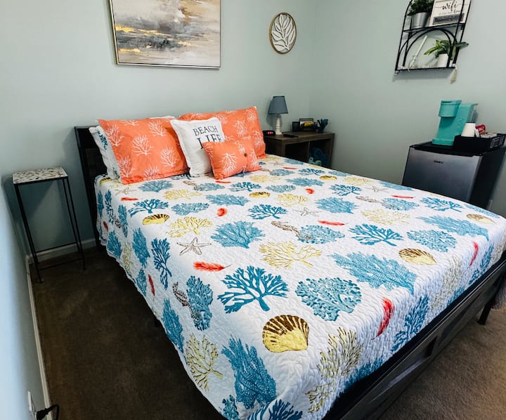 Seaside Serenity-private Room 
8 Miles To Beach - Chesapeake, VA