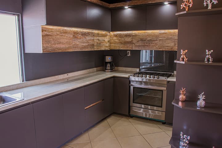Casa Luna (Amplio Parqueo Privado) - San Francisco El Alto