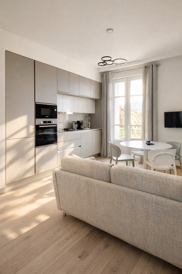 Bright, Newly Renovated Apartment - ニース