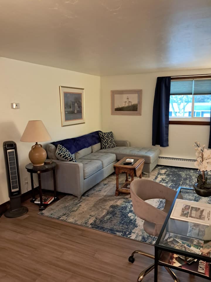 Charming 1-bedroom Upper Duplex - Green Bay, WI