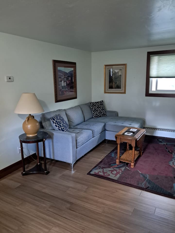 Charming 1-bedroom Upper Duplex - Green Bay, WI