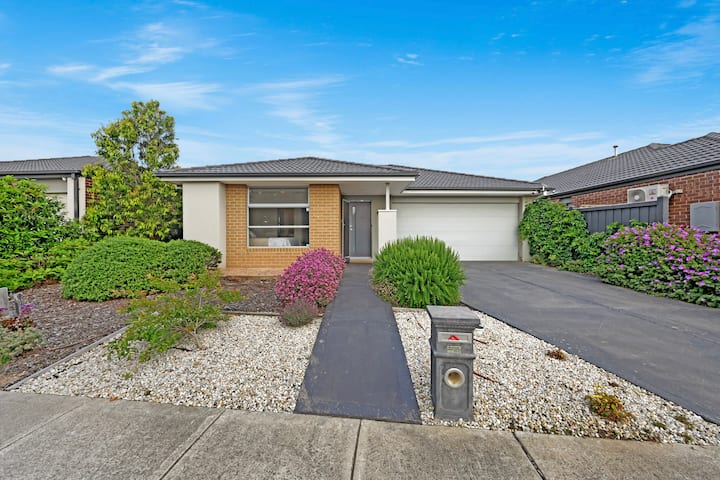 Roc - Light Bright Home With Secure Yard - Melbourne