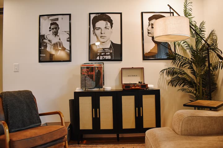 Stylish 3-bed2-bath Stay With Kitchen & Coffee Bar - Springfield, MO