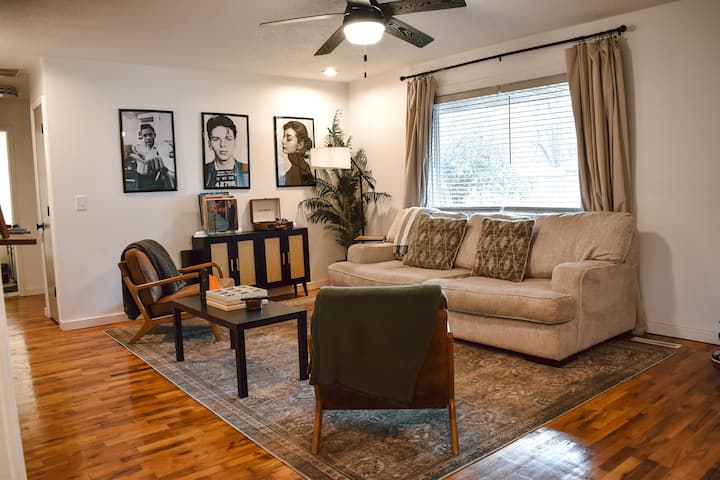 Stylish 3-bed2-bath Stay With Kitchen & Coffee Bar - Springfield, MO
