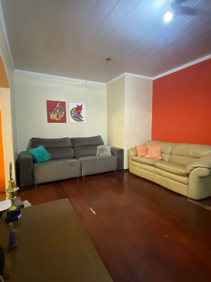 Casa Bem Central, 1 Suíte E 2 Quartos. - Cascavel