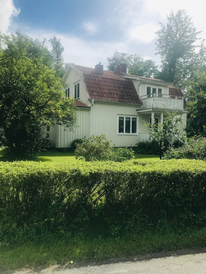 Charmigt Hus Med Lummig Trädgård - Falköping