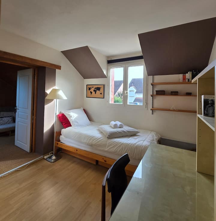 Un Grand Espace De Deux Pièces Pour 3 Personnes - Versailles