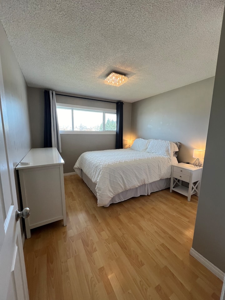 Queen Bed 1 - Main Floor Cozy Didsbury Room - 