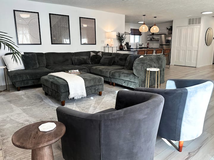 Cozy Retreat • Sunroom & Huge Sectional • 5 Min Iu - Bloomington, IN