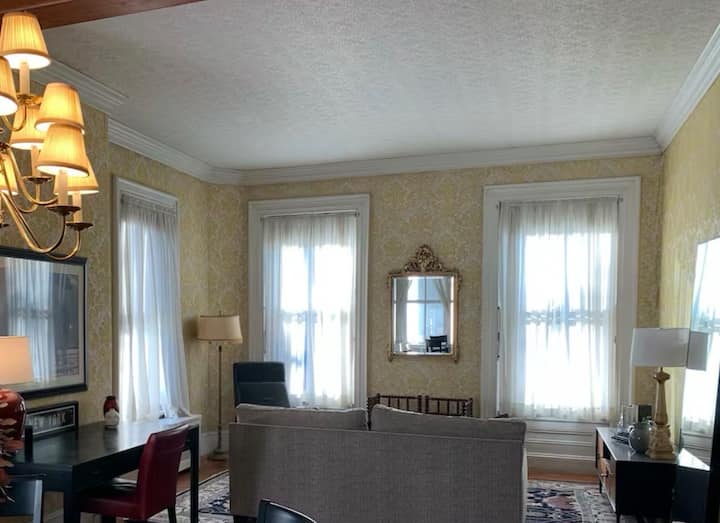 Large 1 Bedroom Parlor Floor Apt, Mount Holly - New Jersey