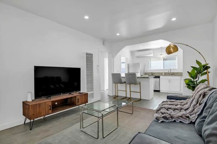 Mid-city 1br W/ Private Backyard Oasis - Harvard Park - Los Angeles