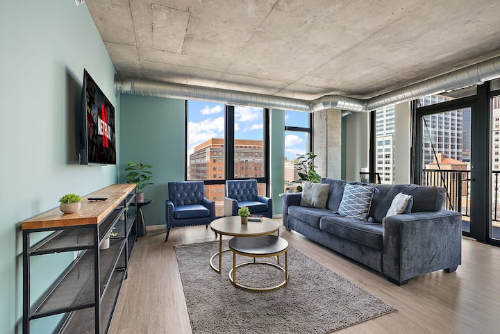 Ultra Luxury Downtown 2bd Condo | Gym/pool/lounge - Minneapolis