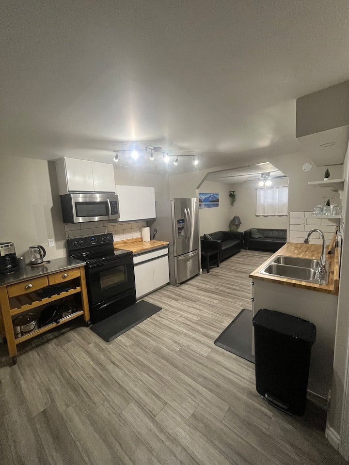 Sleepy Meadow Basement Suite - Hinton, AB, Canada