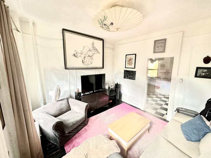 Sunlit East Village Apartment In Prime Location - Manhattan, NY