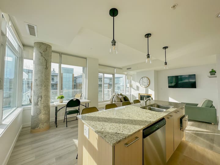 Upscale Condo | Walk To Lrt | Heated Parking - Edmonton