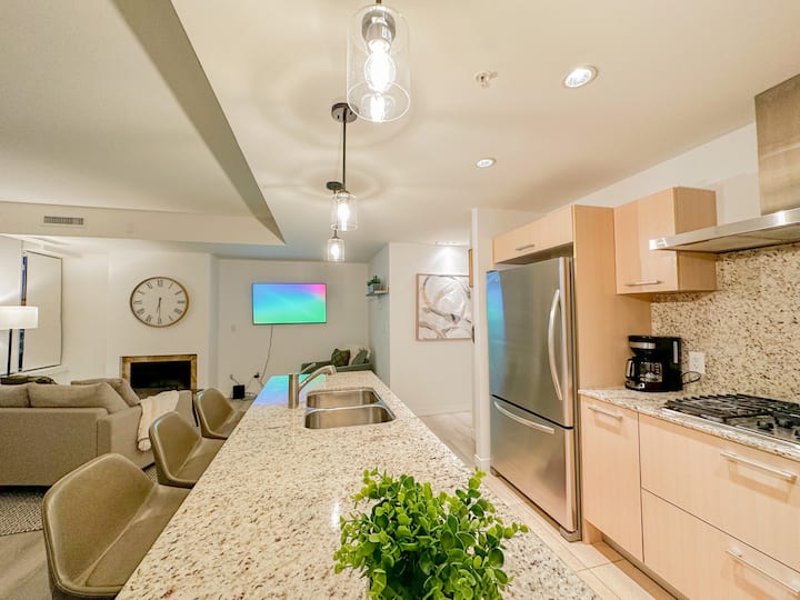 Upscale Condo | Walk To Lrt | Heated Parking - Edmonton