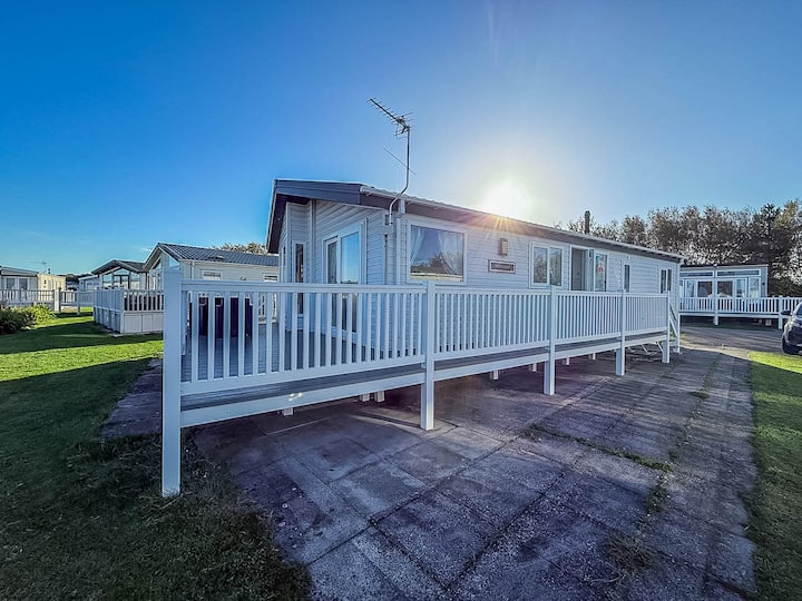 Beautiful Lodge With Decking Ref 23195k - Heacham