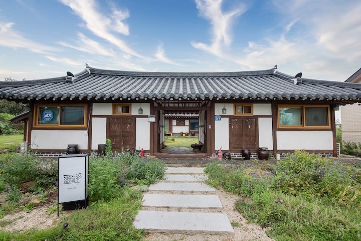 서운산자락에서(2인)
하루한팀
한옥, 정원, 책, 멍때리기의 만남 '인리283' - Daejeon