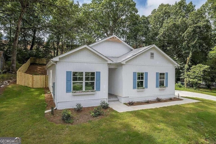 Lakepoint Home Away From Home - Cartersville, GA