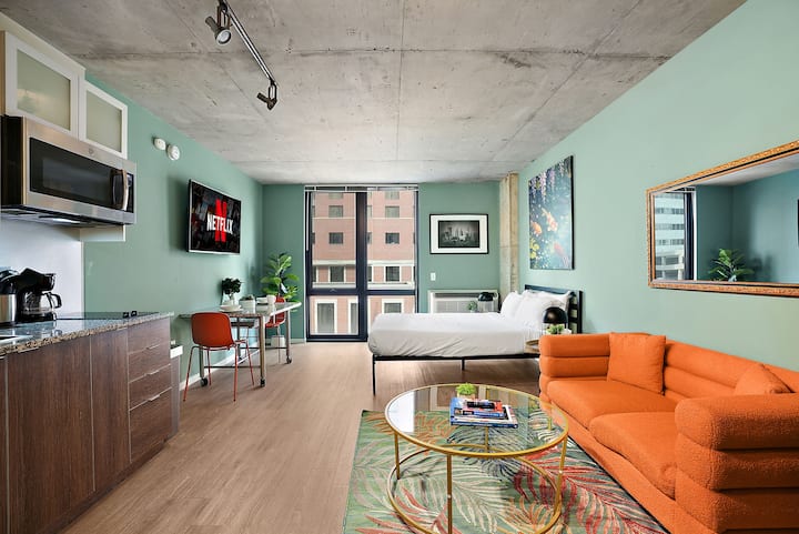 Premium Downtown Condo With Resort Level Amenities - Minneapolis