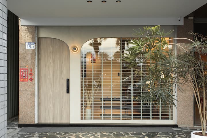 | Half.day| 半.日民宿 | 2f+3f_設計民宿| 東大門夜市門口| 一次接待一組客人 - Hualien