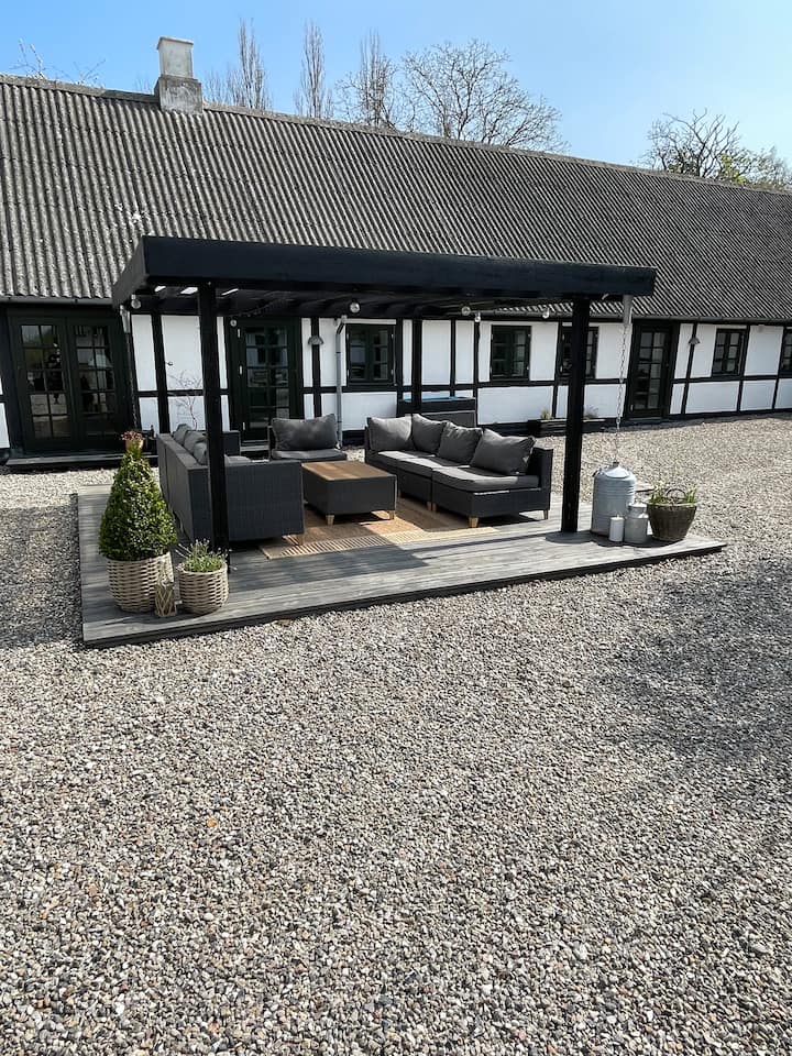 Hyggelig Lejlighed På Idyllisk Firlænget Gård - Denmark