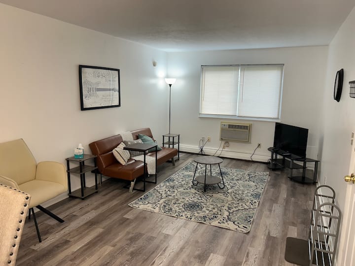 Cozy Retreat: Your Stylish Home Away From Home - Youngstown, OH