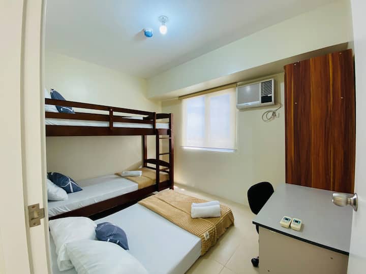 Corner 2br Flat W/ Smart Tv+wifi & Pool In It Park - Cebu City