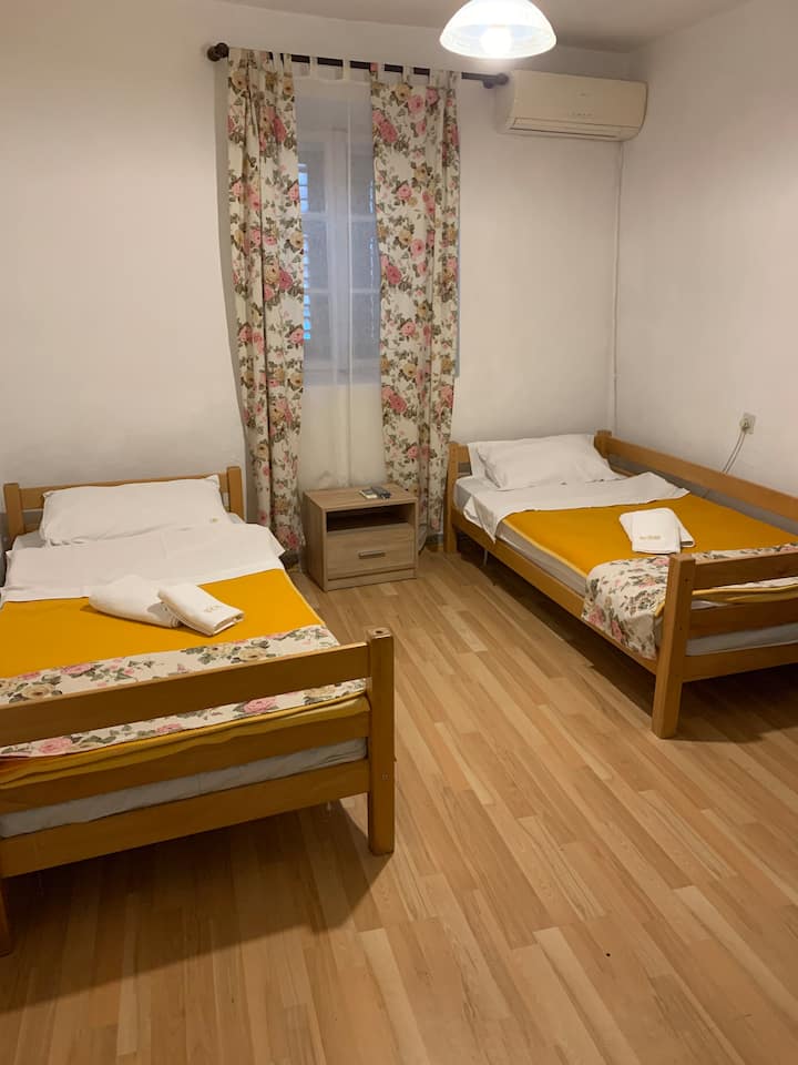 Private Rooms In The City Center - コトル