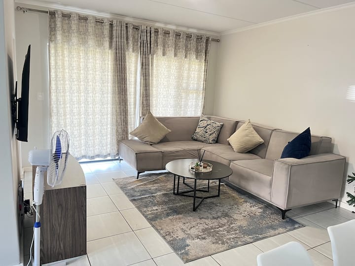 19 Elizabeth Place - Waterfall, Midrand-free Wi-fi - Sandton