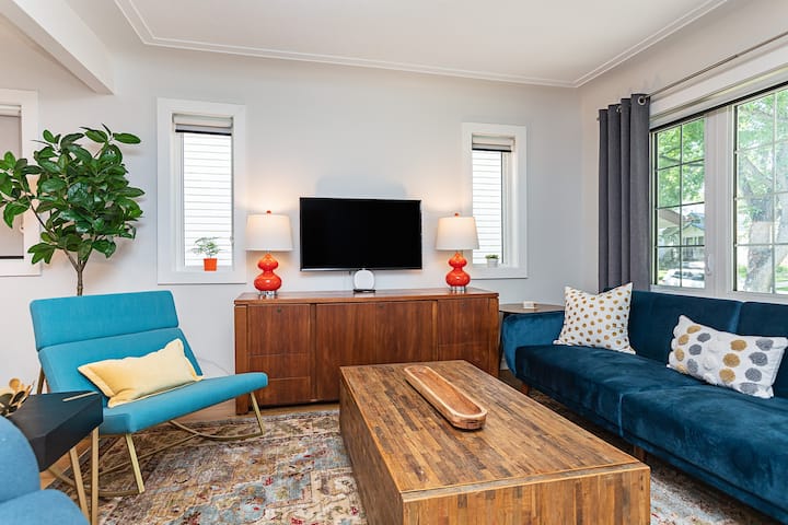 Walk To Whyte Ave | Sleeps 15 - Edmonton, Canada