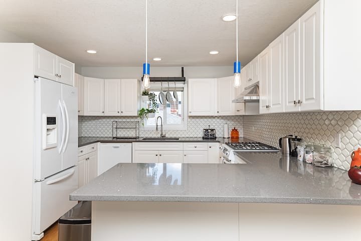 Walk To Whyte Ave | Huge 7br Retreat | Sleeps 15 - Edmonton, Canadá