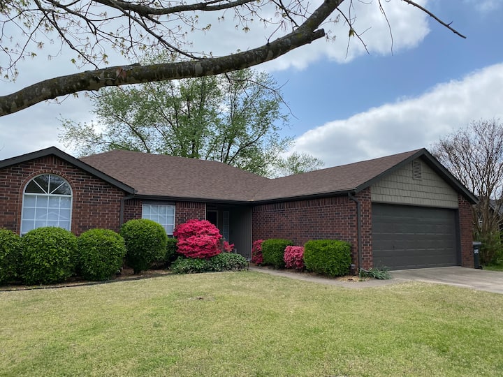 Spacious English Cottage Near Lake Fayetteville - Springdale, AR