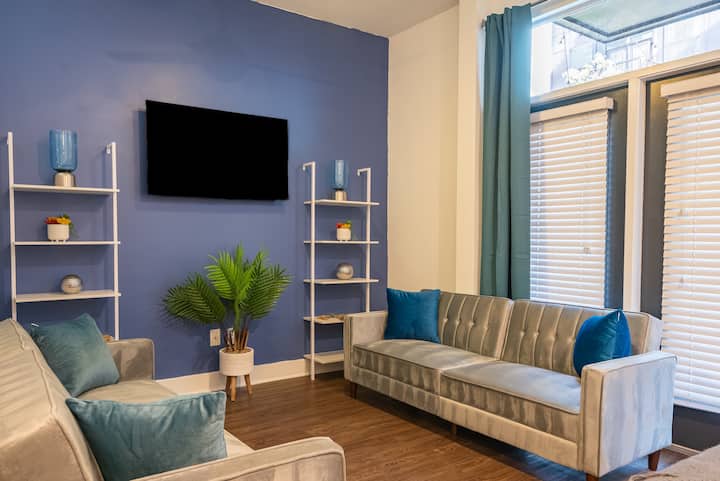 Courtyard Access From Unit! Walk To Broadway! Wifi - Nashville, TN