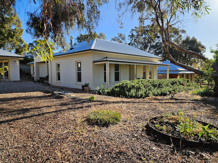 Bassett House Willunga, 
Sleeps 8, 3 Bedrooms - Willunga