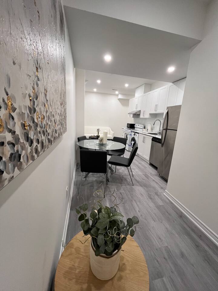 Beautiful Modern Basement Apartment - Aurora